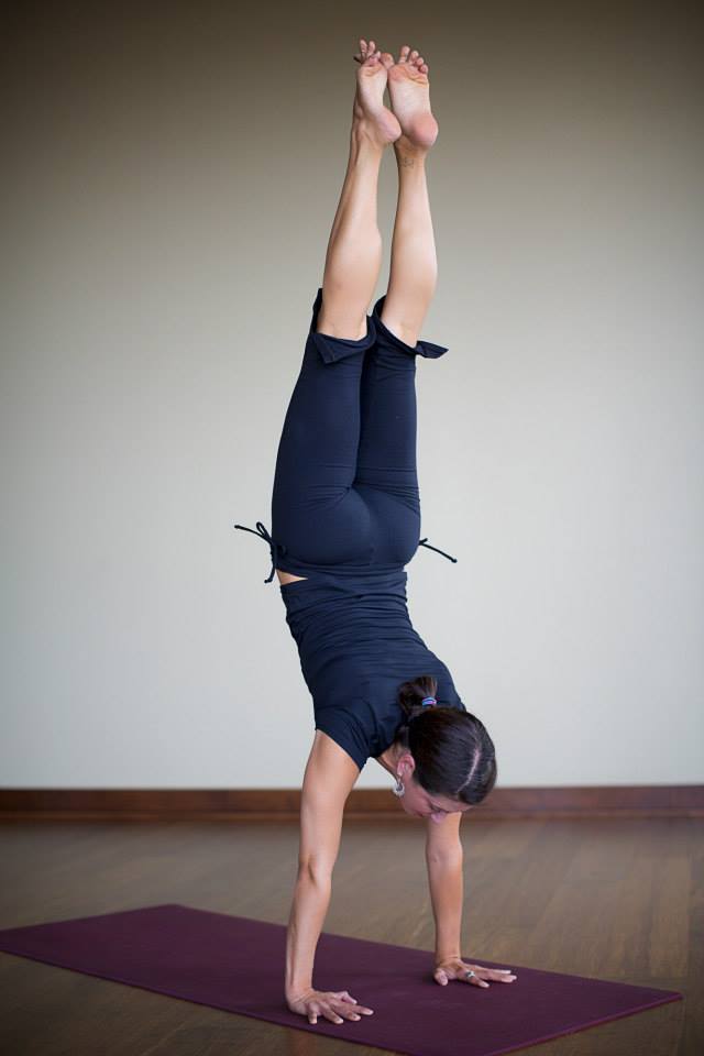 Ardha Adho Mukha Vrksasana (media Parada De Manos) Yoga Para La